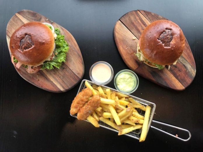 Der er kylling på menuen: Nyt spisested er åbnet på Åløkke Allé - Smag ...