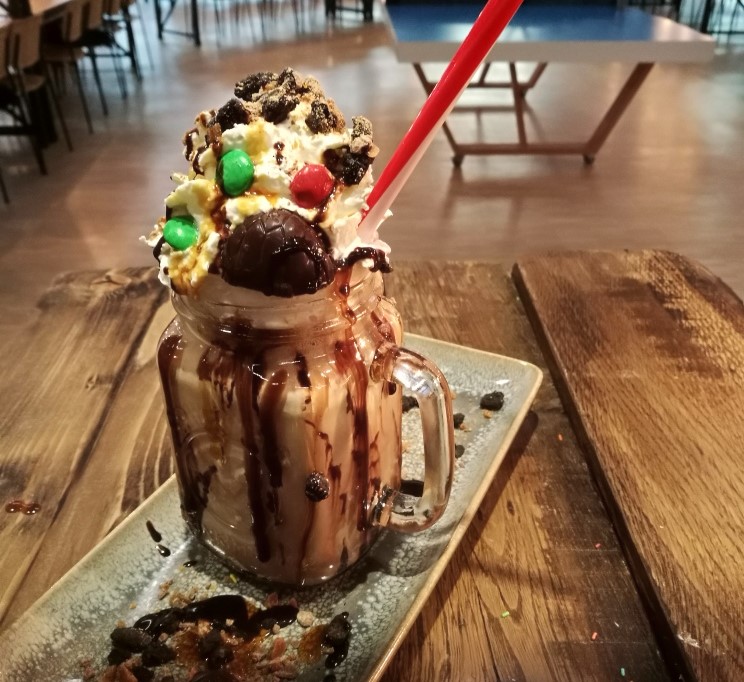 Café i Odense har milkshakes toppet med hindbærsnitter - se mere her